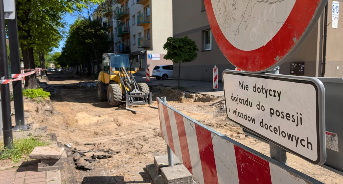 [ZDJĘCIA] Fabianiego w połowie zamknięta. Wykonawca zerwał już asfalt, wkrótce pojawią się tam ...