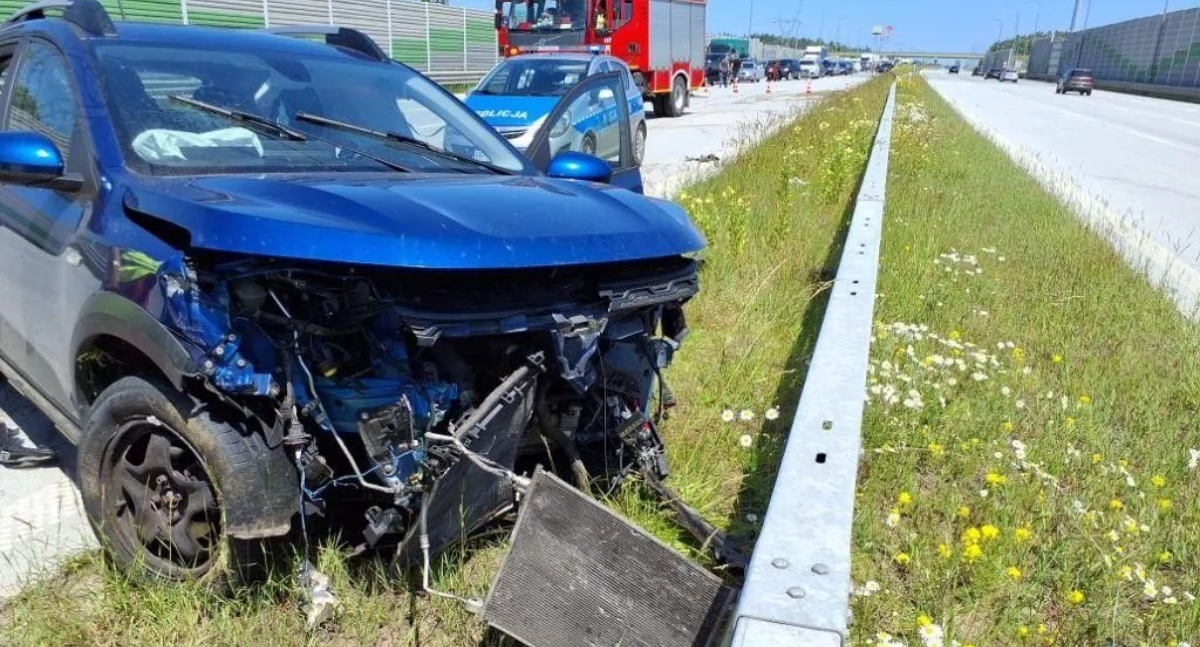 Wypadek na autostradzie A1. Zderzenie trzech samochodów osobowych. Jedna osoba poszkodowana ...