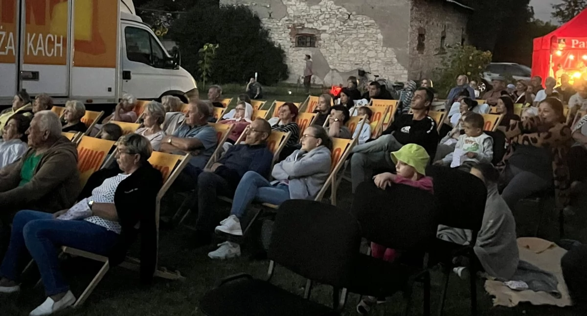 Wieczór filmowy w ogrodach parafialnych w Kamieńsku zgromadził bliko ...