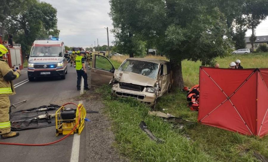 Wypadek w Jedlnie Pierwszym. Nie żyje kierowca, dwie osoby ranne